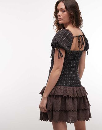 Daisy Street Gebl&uuml;mtes Minikleid in Braun und Schwarz mit tief angesetzter Taille und gestuftem R&uuml;schensaum mit Lochstickerei