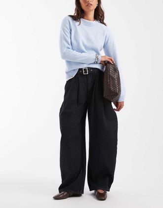 Asos Barrel-Leg-Jeans mit G&uuml;rtel in Schwarz-Waschung