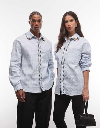 Sister Jane Sister Jane chemise unisexe majoritairement en coton avec d&eacute;tails passepoil&eacute;s &agrave; fines rayures bleu clair