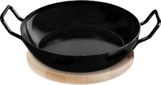 Krüger Emaille-Schlemmerpfanne mit Holzteller 20 cm - Pfanne mit optimaler Wärmeleitung - induktionsgeeignet & hitzebeständig - ideal zum Braten, Kochen, Übe