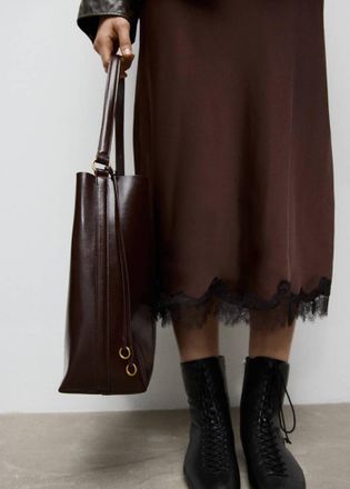 Mango Schultertasche mit gl&auml;nzendem Finish schokolade - Damen - Einheitsgr&ouml;&szlig;e - MANGO