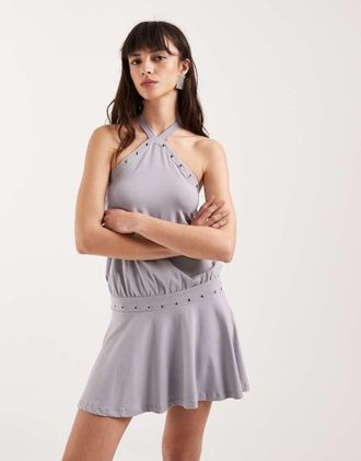 Motel Kureha - Jersey-Minikleid in Fliedergrau mit Neckholder und &Ouml;sen