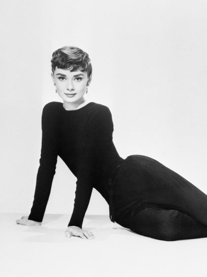Du bist Audrey Hepburn Fan? Jetzt ist die perfekte Zeit sich zu kleiden wie die Stilikone!