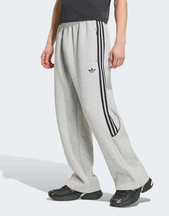 adidas Originals Spacer Teamgeist 26 - Pantalon d&eacute;contract&eacute; &agrave; ourlet ouvert - Gris chin&eacute; moyen