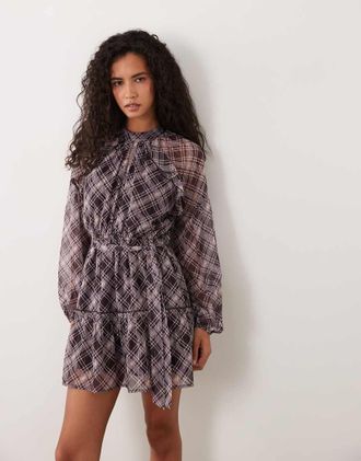 Wednesday's Girl robe courte &agrave; volants avec taille &agrave; nouer &agrave; carreaux violets-Multi