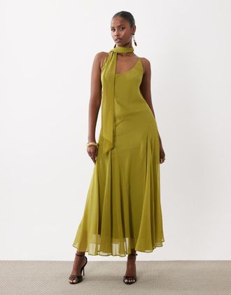 Asos Robe longue avec encolure d&eacute;gag&eacute;e &agrave; foulard et ourlet &agrave; godets - Vert olive-multicolore