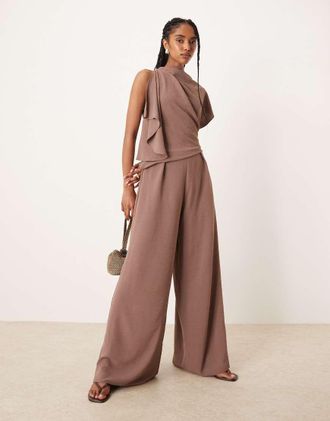 Asos Jumpsuit in dunklem Taupe mit asymmetrisch drapiertem Dekolleté-Braun