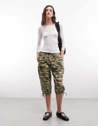 Collusion Baggy-Caprihose mit niedrigem Bund in Military-Muster-Multi