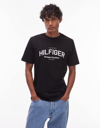 Tommy Hilfiger T-shirt style universitaire avec logo incurvé - Noir