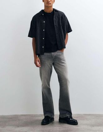 Weekday Mercury jean bootcut &eacute;vas&eacute; coupe relaxed gris avec d&eacute;tail us&eacute;