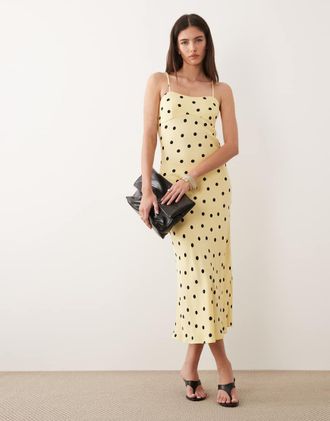 Nobody's Child Debbie - Robe caraco longue &agrave; pois avec d&eacute;collet&eacute; en coeur et dos ouvert - Jaune