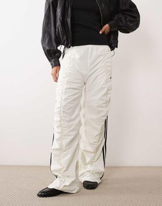 adidas Originals pantalon de surv&ecirc;tement fronc&eacute; blanc cass&eacute;