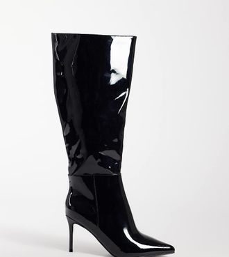 Public Desire Public Desire Venezuela kniehohe Stiefel mit Stilettoabsatz in schwarzem Lack, breite Passform