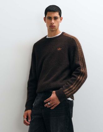 adidas Originals pull en maille duveteuse &agrave; trois bandes marron