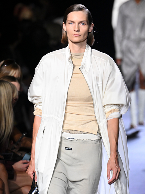 Runway Look von der Balenciaga Spring Summer Kollektion 2023.