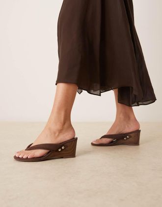 Glamorous Zehenstegsandalen aus Wildleder in Schokobraun mit Keilabsatz-Brown