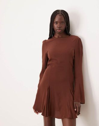 Nobody's Child Paris - Robe courte avec d&eacute;coupe au dos et ourlet fluide - Marron-Brown