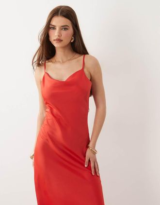 Vero Moda Midi-Tr&auml;gerkleid aus Satin in Poinsettia-Rot
