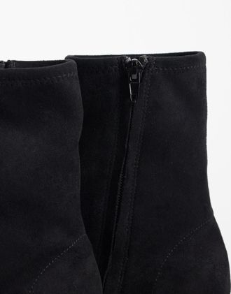 Asos Wide Fit Ronan Stiefeletten mit Blockabsatz in Schwarz aus Velourslederimitat