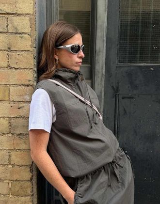 NA-KD x Charlotte Olivia gilet &agrave; fermeture &eacute;clair couleur charbon-Gris