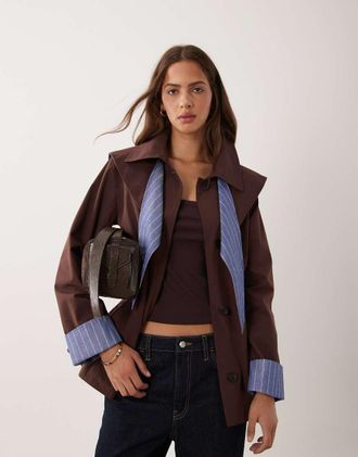 Abercrombie & Fitch A-Linien-Cropped-Trenchcoat mit Schal-Detail in Braun