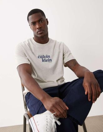 Calvin Klein Jeans T-Shirt in Grau mit mittigem Logo
