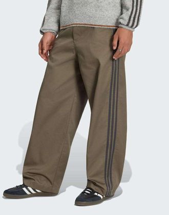 adidas Originals Hose mit 3 Streifen und Falten in branch-Braun