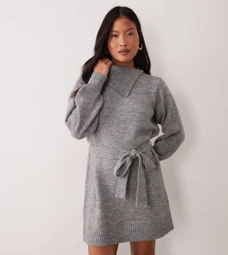 Vero Moda Petite robe mini en maille &agrave; manches longues, col fendu et taille &agrave; nouer, gris