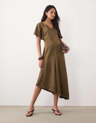 Asos robe midi en satin &agrave; col V avec ourlet asym&eacute;trique en olive-Vert