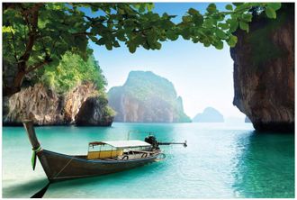 Wallario Glasbild Fischerboot in Thailand blaues Meer und Steinfelsen - 60 x 90 cm Wandbilder Glas in Premium-Qualit&auml;t: Brillante Farben, freischwebende Optik