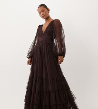 Lace & Beads Petite robe dinvit&eacute;e longue en tulle &agrave; manches transparentes, col plongeant et &agrave; &eacute;tages, couleur chocolat-Marron