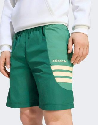 adidas Originals Munich Cutline Short in Collegiate Green-Gr&uuml;n