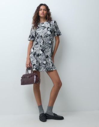 Asos robe t-shirt courte &agrave; col rond avec ourlet pliss&eacute; en gris tapisserie-Multi