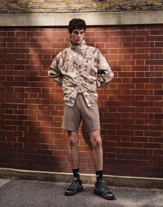 adidas Originals gewebtes Tracktop in hellem Camouflage-Muster-Gr&uuml;n