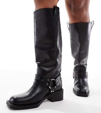 Asos Curve - Camila - Flache, kniehohe Bikerstiefel in Schwarz mit Gurt-Detail