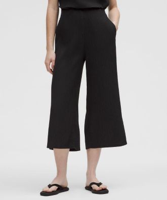 lululemon Plissierte, stretchige Crop-Hose mit weitem Bein und hohem Bund f&uuml;r Frauen - Gr&ouml;&szlig;e 2XS in Black