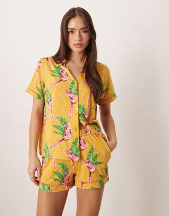 Chelsea Peers Jersey-Set aus kurz&auml;rmligem Hemd mit Reverskragen und Shorts mit welligem Streifenmuster und Tukan-Print-Orange