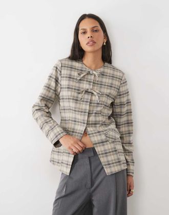 Vero Moda taillierter Blazer mit Schleifendetails und betonter Taille in dunkelgrau kariert