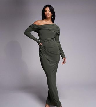 Asos Petite ASOS DESIGN Petite - Lang&auml;rmliges Maxikleid in Khaki mit Raffung, abfallender Schulterpartie und Drapierung-Gr&uuml;n