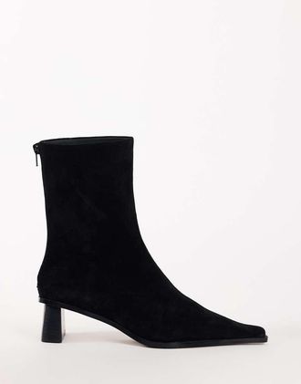 Topshop Penny Stiefelette aus echtem Wildleder mit Blockabsatz und spitzer Spitze in Schwarz