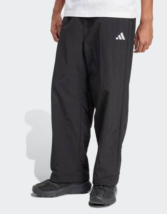 adidas adidas Performance - Essential - Pantalon tiss&eacute; &agrave; petit logo et ourlet ouvert - Noir et blanc