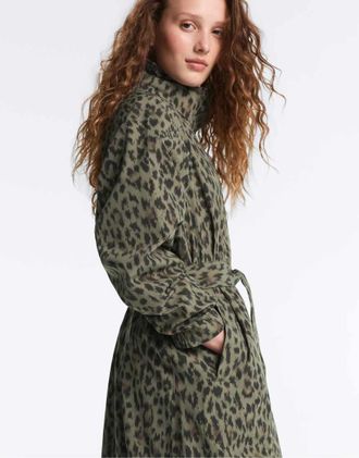 Oysho Veste longue ultra-l&eacute;g&egrave;re imperm&eacute;able 10k - Kaki moyen-Vert