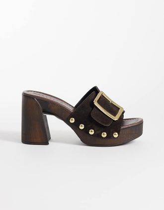 Asos Hometown - Hochwertige Mules-Clogs aus Wildleder in Schokobraun mit Oversize-Schnallendetail und Absatz