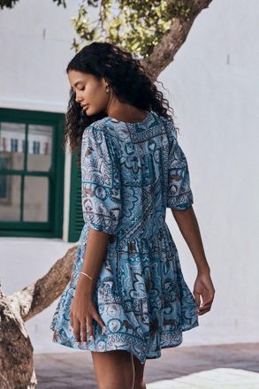 Next Minikleid Kurz&auml;rmeliges, gestuftes Minikleid, durchgekn&ouml;pft (1-tlg)