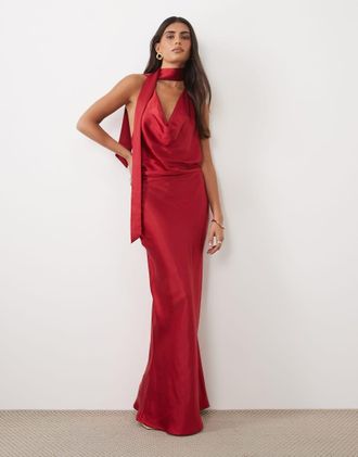 Tfnc robe longue en satin martel&eacute; &agrave; col b&eacute;nitier avec d&eacute;tail &eacute;charpe rouge