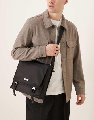 Calvin Klein Umh&auml;ngetasche aus Nylon in Schwarz mit Schnalle