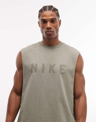 Nike Athletic Club - D&eacute;bardeur &agrave; logo sur la poitrine - Gris