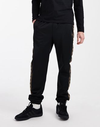 Fred Perry Trainingshose in Schwarz mit farblich abgesetztem Logoband