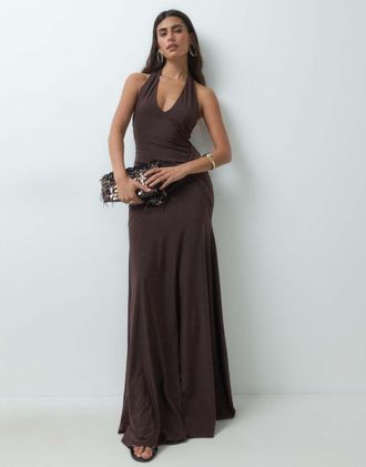 Asos Maxikleid mit Neckholder und gedrehtem Taillendetail in Schokobraun