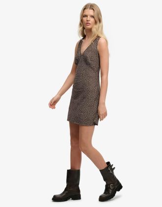 Superdry Minikleid in Kastanienbraun mit kleinem Rosenmuster und Herzausschnitt